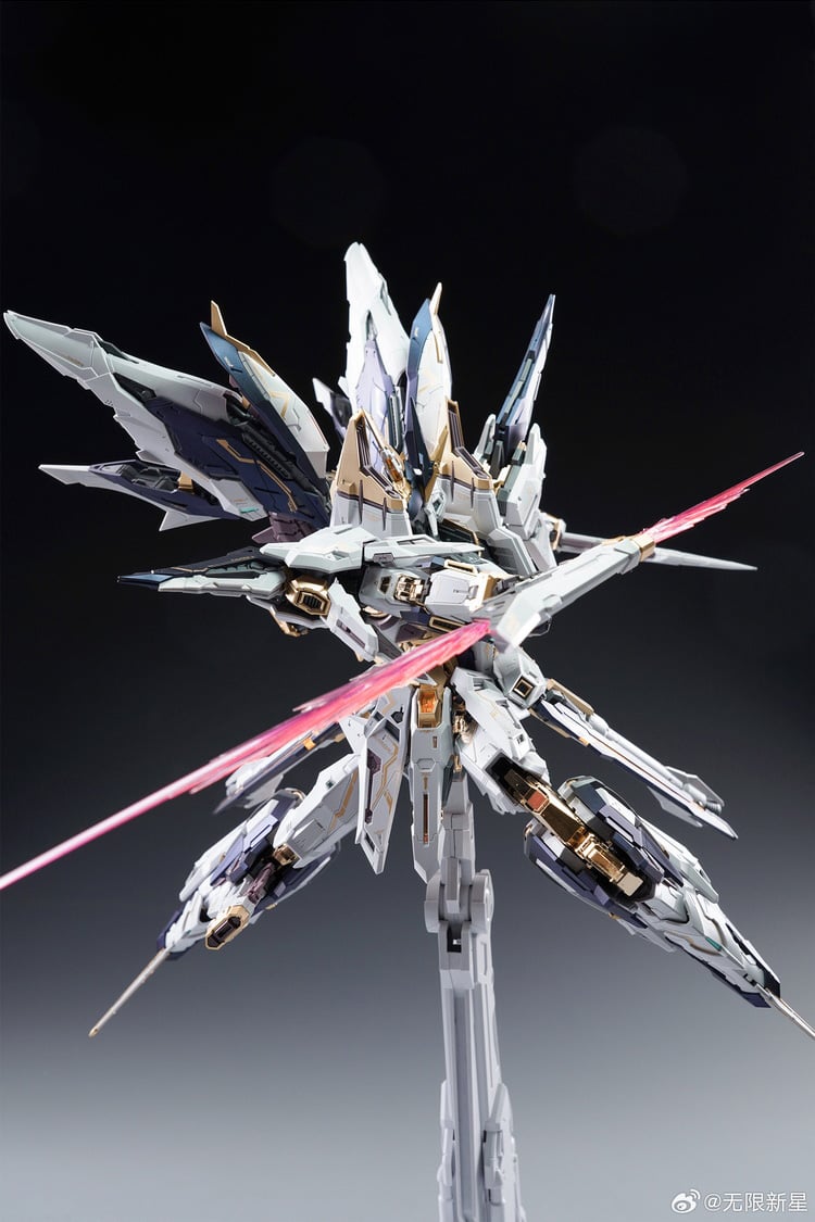 Intricate IN ERA+ Aurora Model Kit | Bombusbee